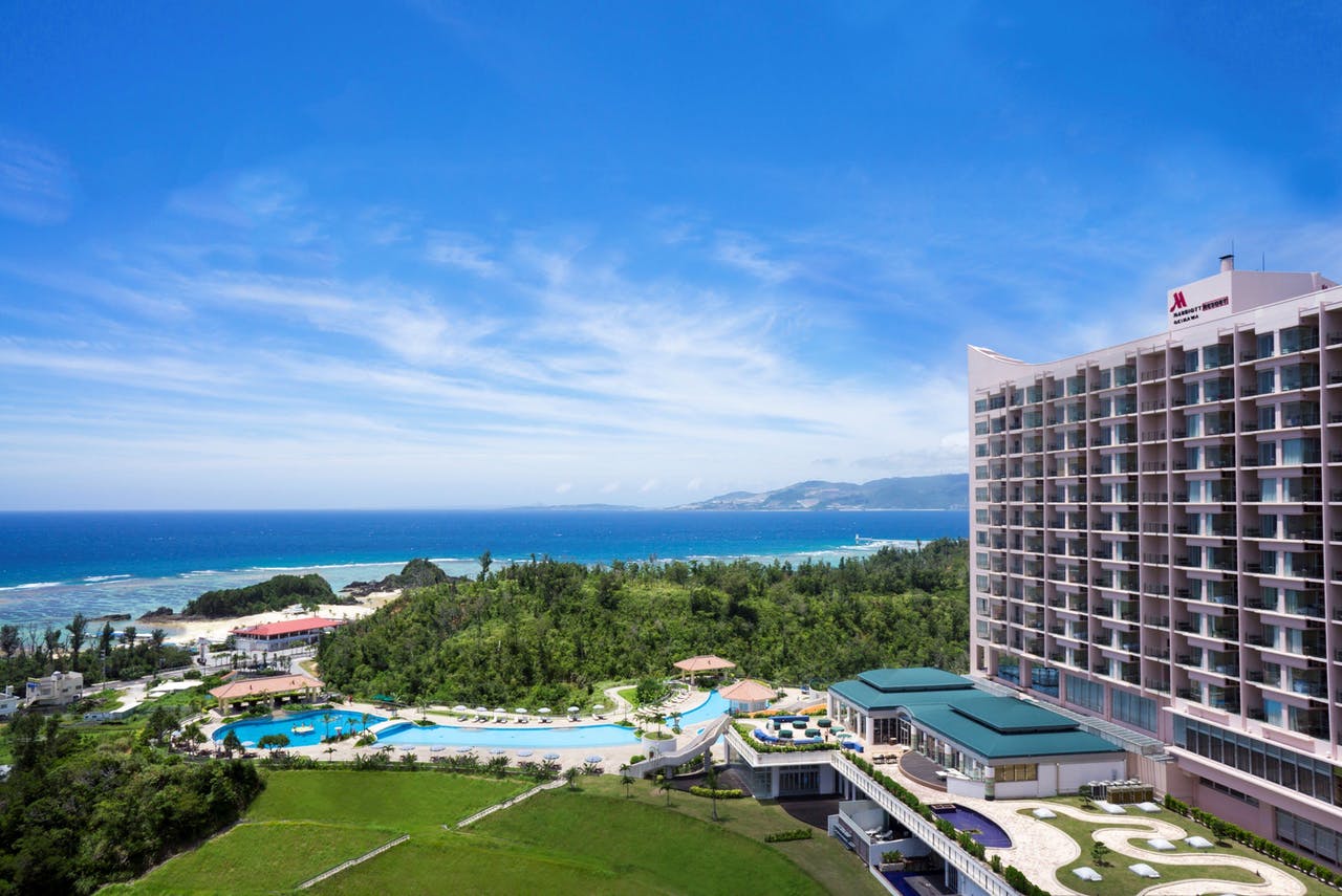 オキナワ マリオット リゾート & スパ | 県内最大級のガーデンプール│沖縄リゾートホテル